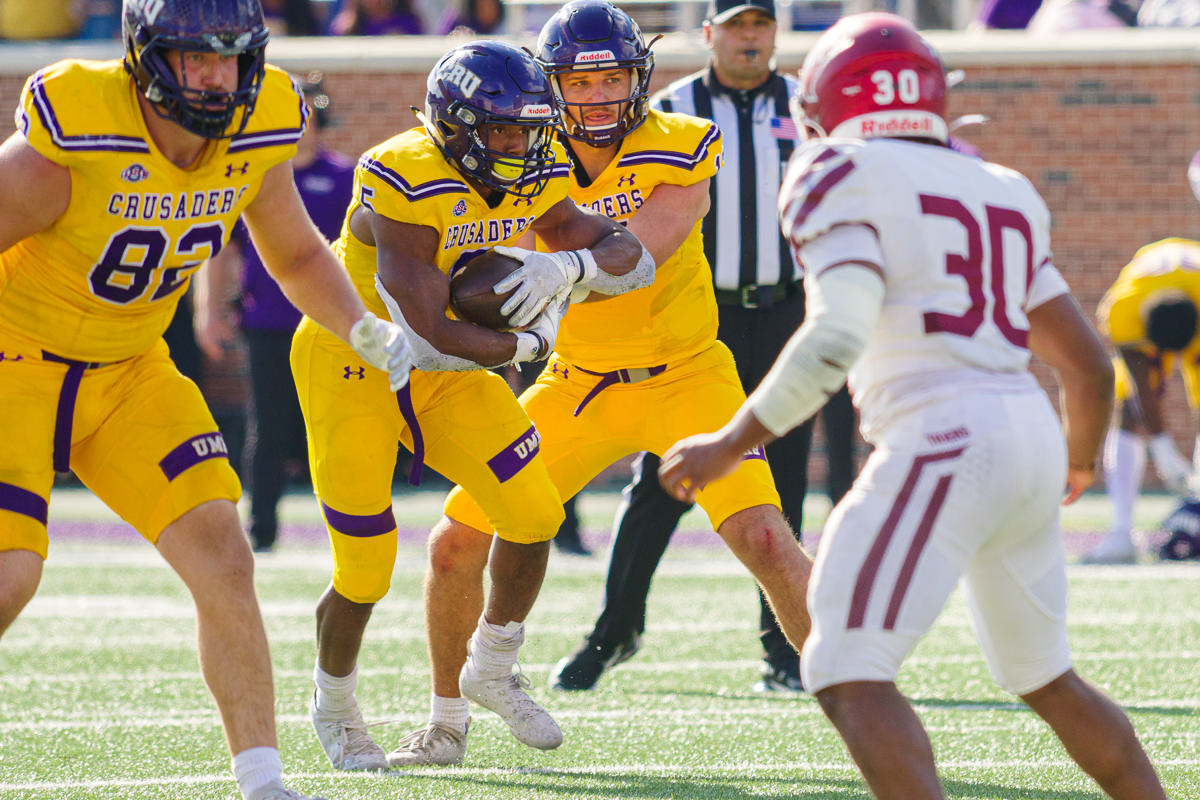 UMHB football enters second round of D-III playoffs with expectations ...