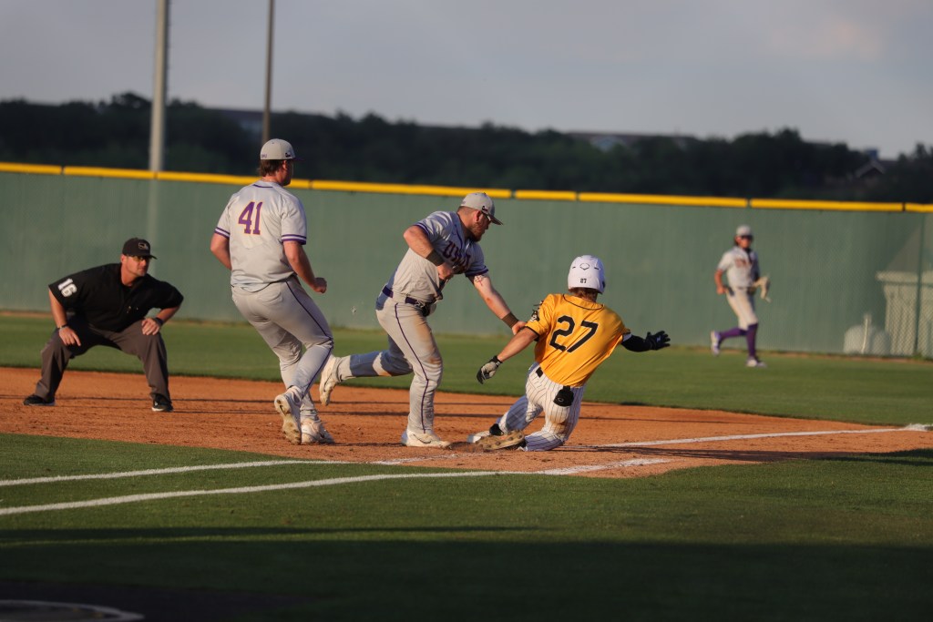 Top 25 win! UMHB baseball's late surge defeats No. 24 Southwestern, 8-6 ...