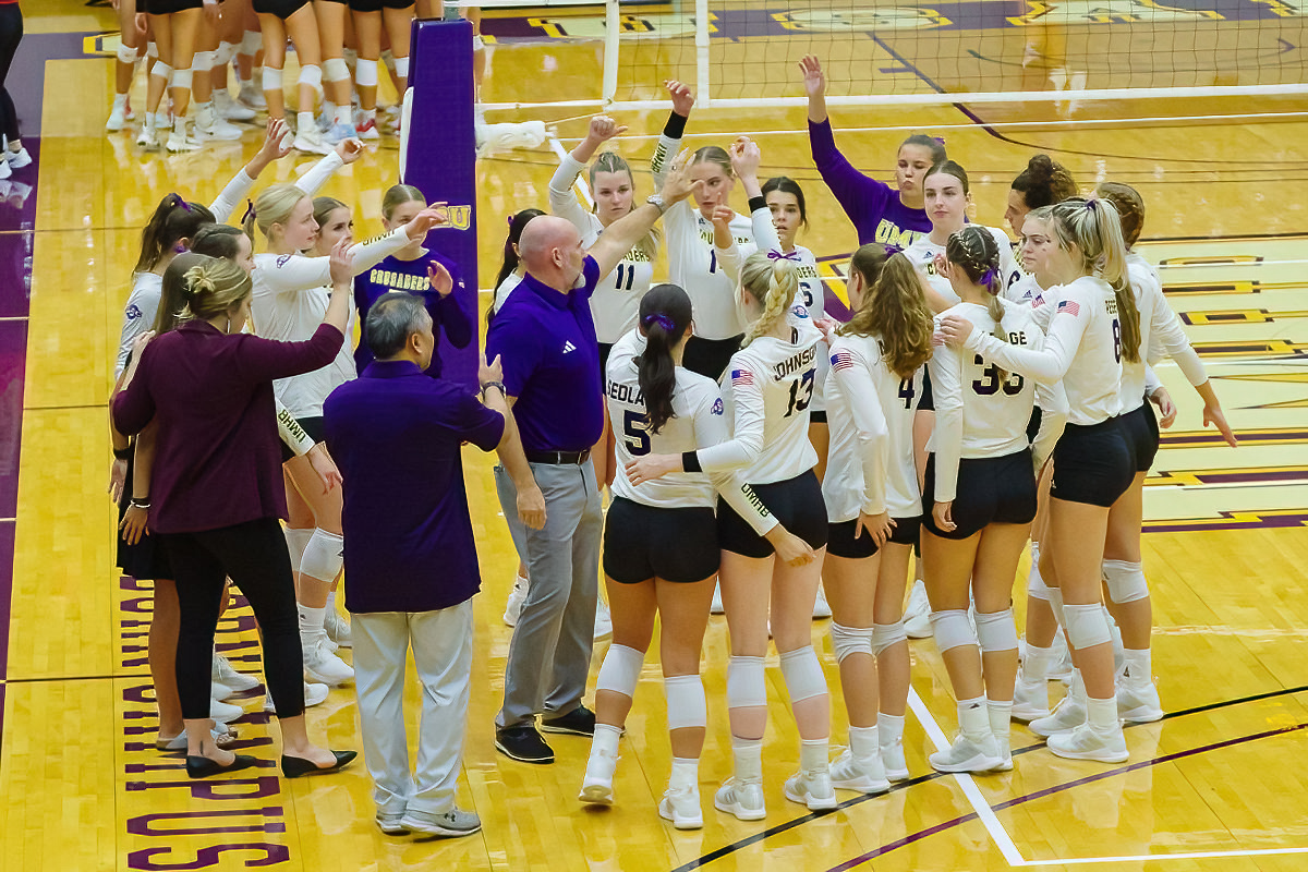 Pryor earns 100th win at UMHB as Cru Volleyball overpowers ETBU in ...