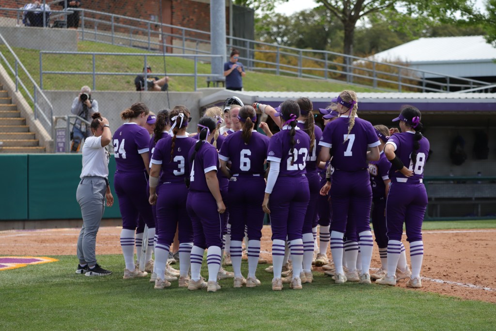UMHB Softball overpowers Hardin-Simmons, takes key road series in 9-3 ...